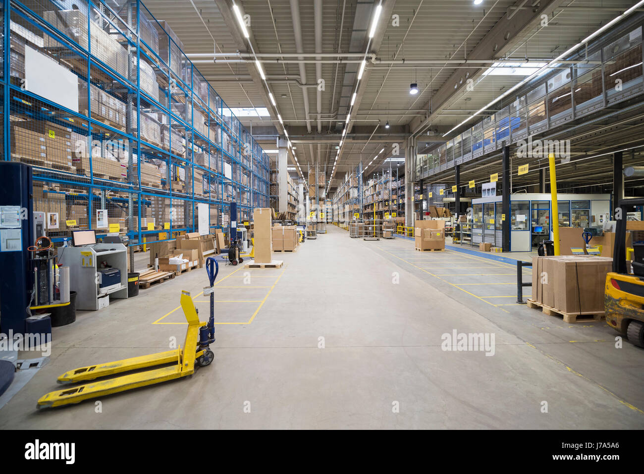 High rack warehouse in factory Stock Photo - Alamy
