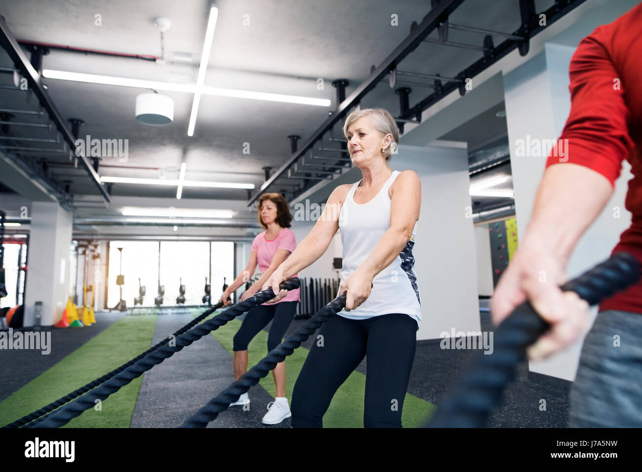 Group gym people pulling rope hi-res stock photography and images - Alamy