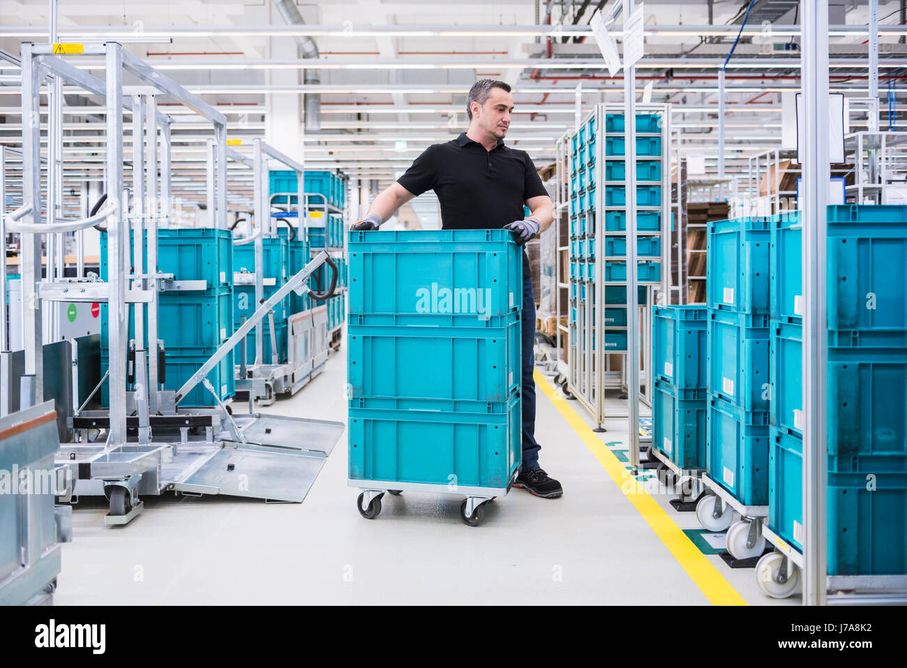 Man loading train hi-res stock photography and images - Alamy