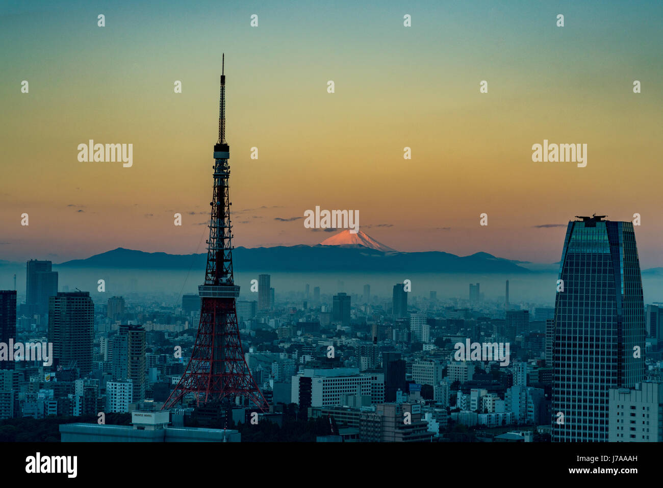 Tokyo skyline mount fuji hi-res stock photography and images - Alamy