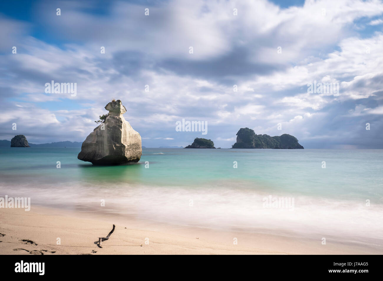 New Zealand, Coromandel Peninsula, Cathedral Cove, rock in the sea ...