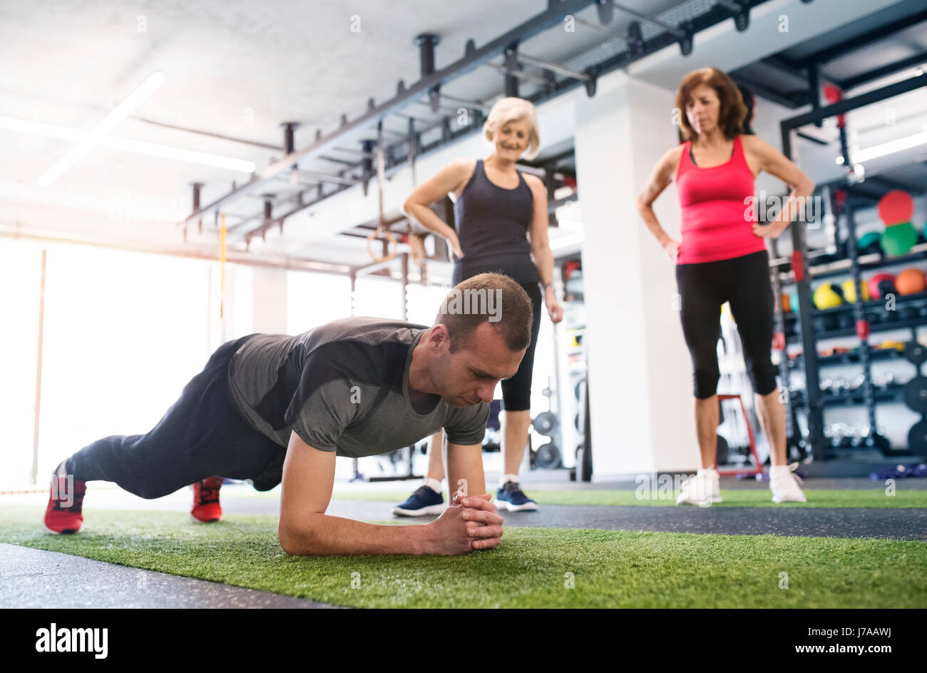 Personal trainer group senior hi-res stock photography and images - Alamy