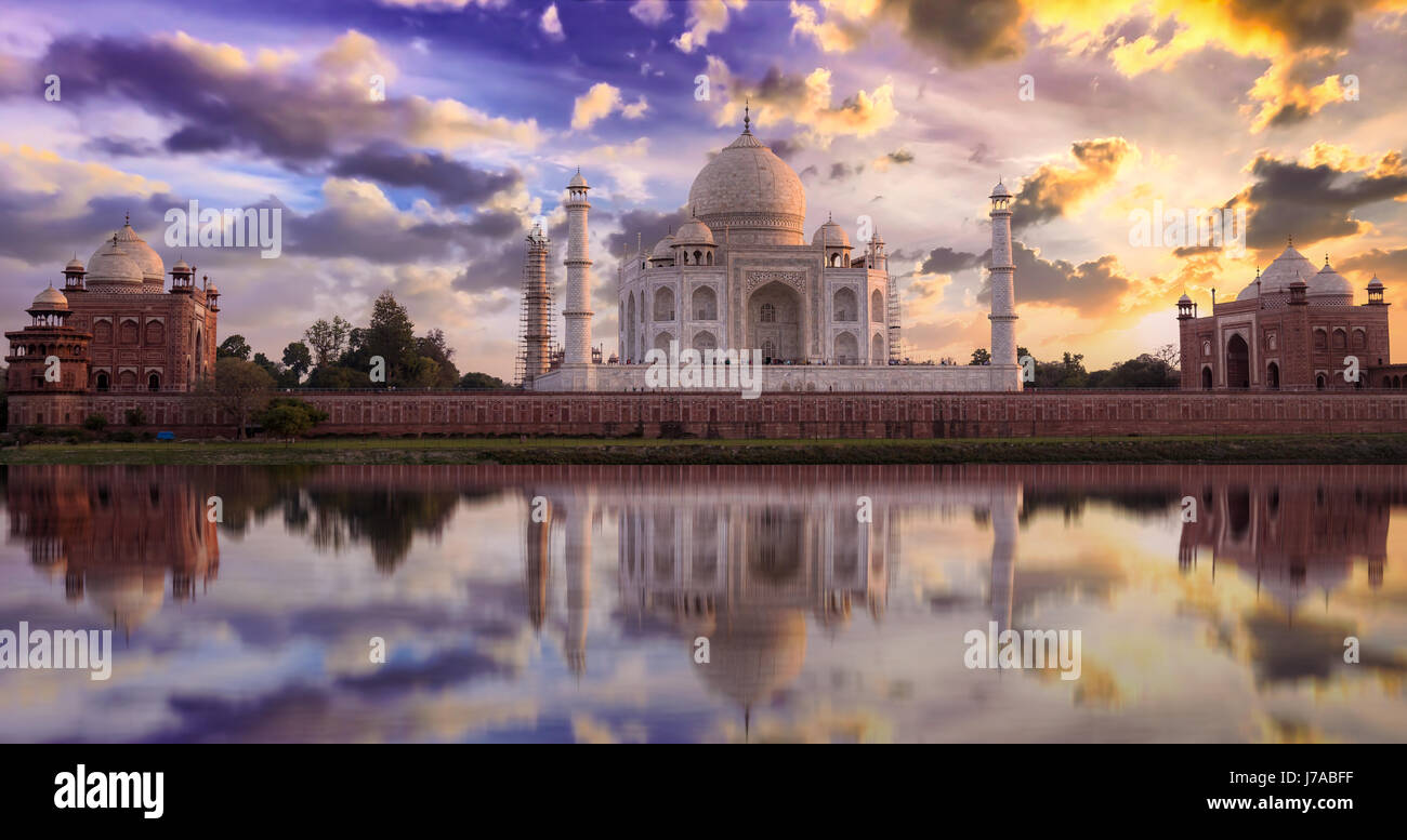 Taj Mahal sunset view from Mehtab Bagh on the banks of Yamuna river ...