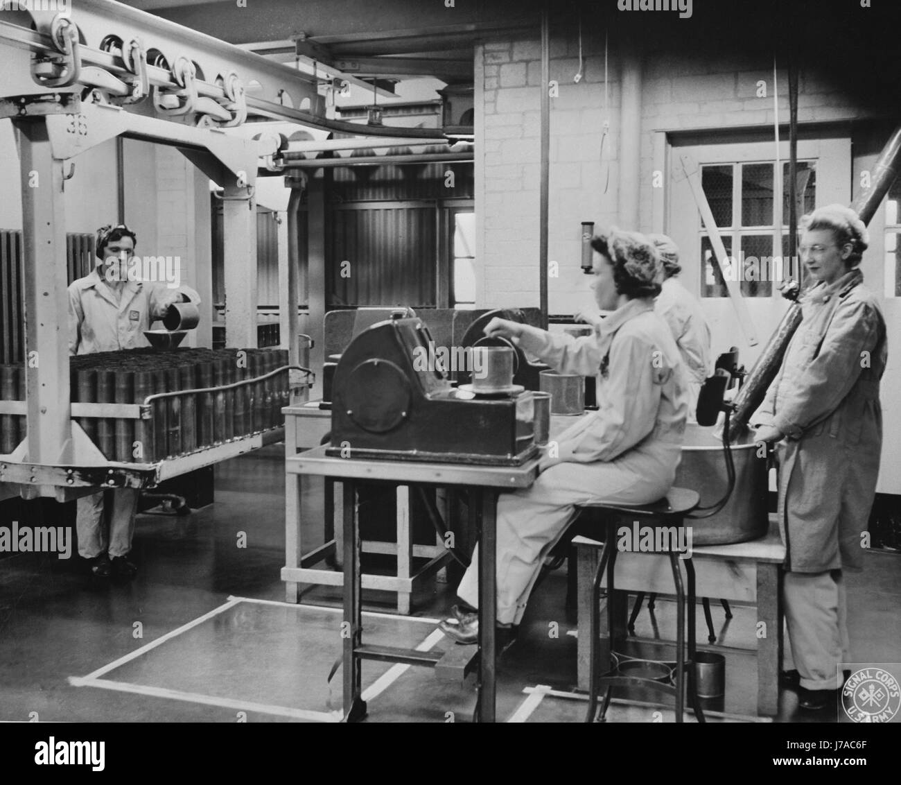 Women weighing the propelling charges of smokeless powder, 1943 Stock ...
