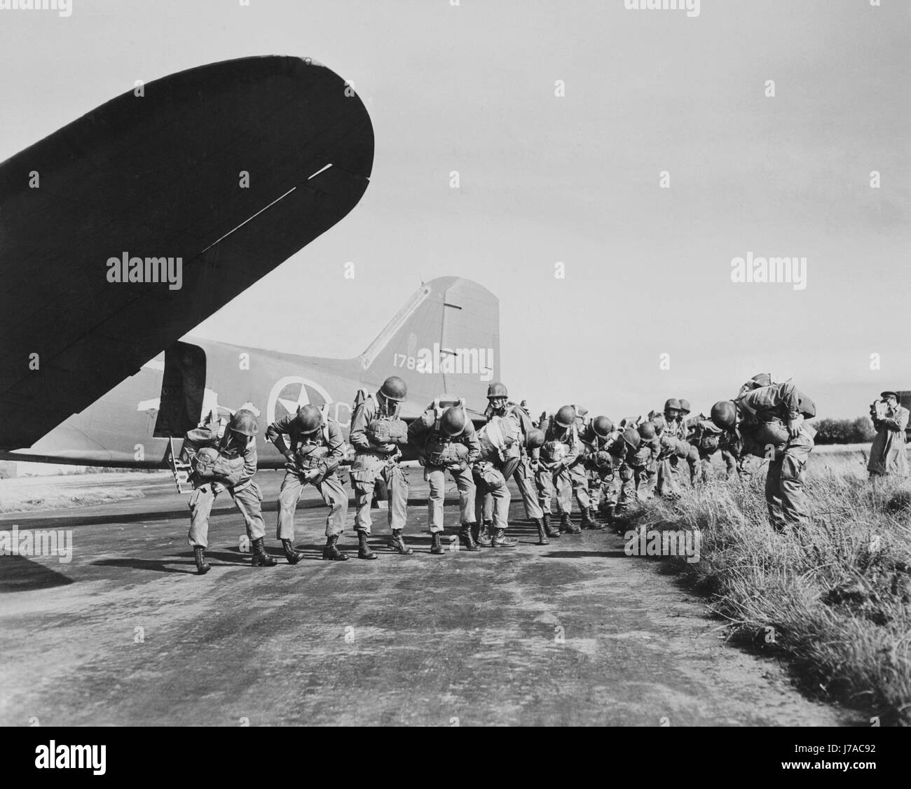 Us paratroopers checking parachutes before taking off hi-res stock ...