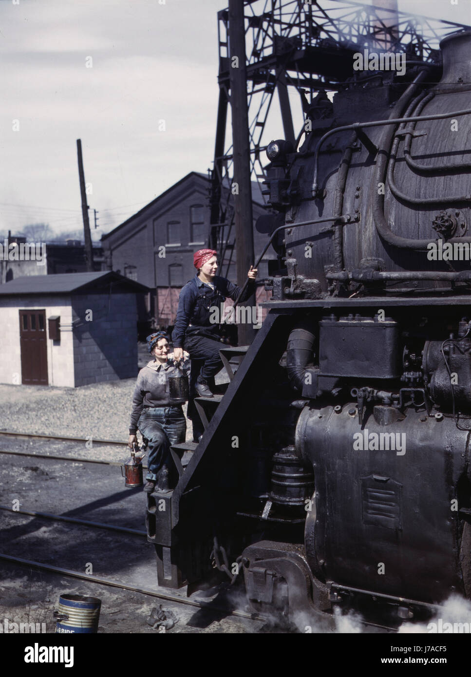 Women cleaning a train hi-res stock photography and images - Alamy