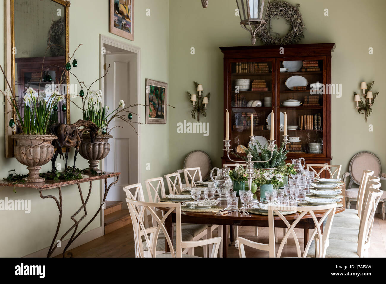 Georgian furniture wreath hi-res stock photography and images - Alamy