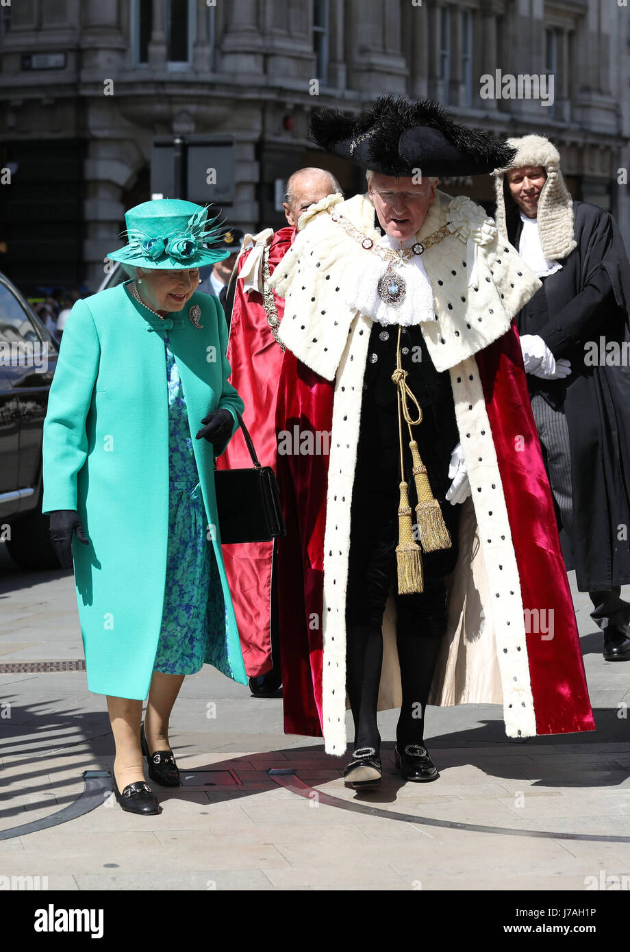 Queen Elizabeth II and the Lord Mayor of London Andrew Parmley arriving ...