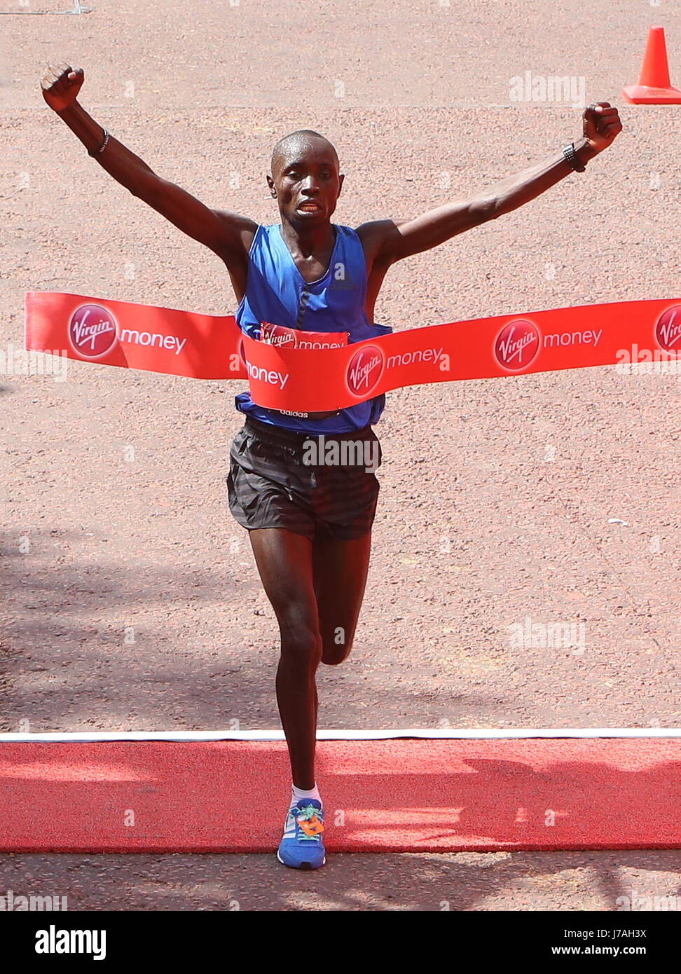 Kenya’s Daniel Wanjiru held off Kenenisa Bekele to win his first London ...