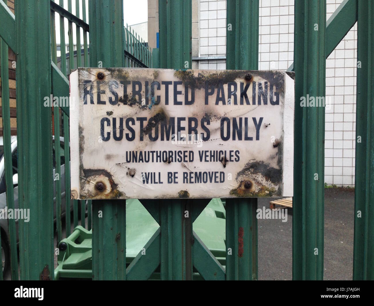 Parking sign on a green fence Stock Photo - Alamy