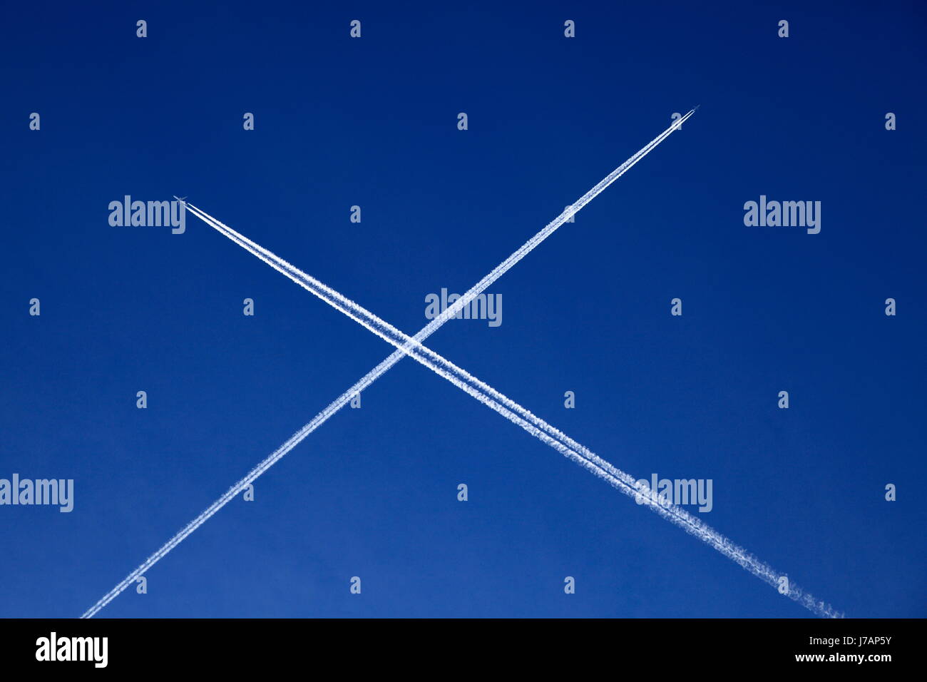 Aircraft crossing hi-res stock photography and images - Alamy