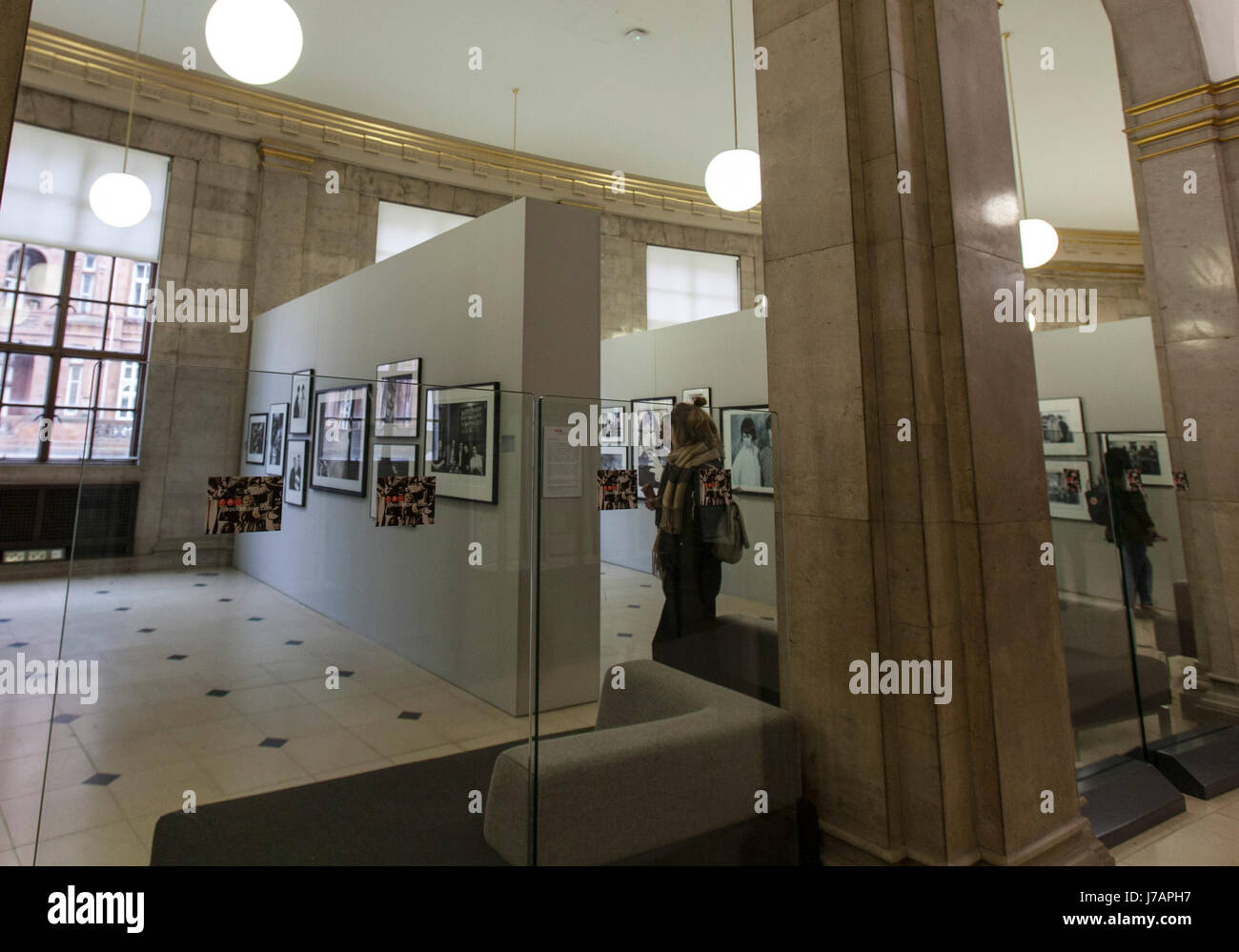 Gallery and people viewing an exhibition Stock Photo - Alamy