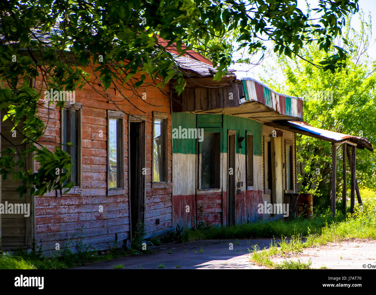 Old abandoned storefront hi-res stock photography and images - Alamy