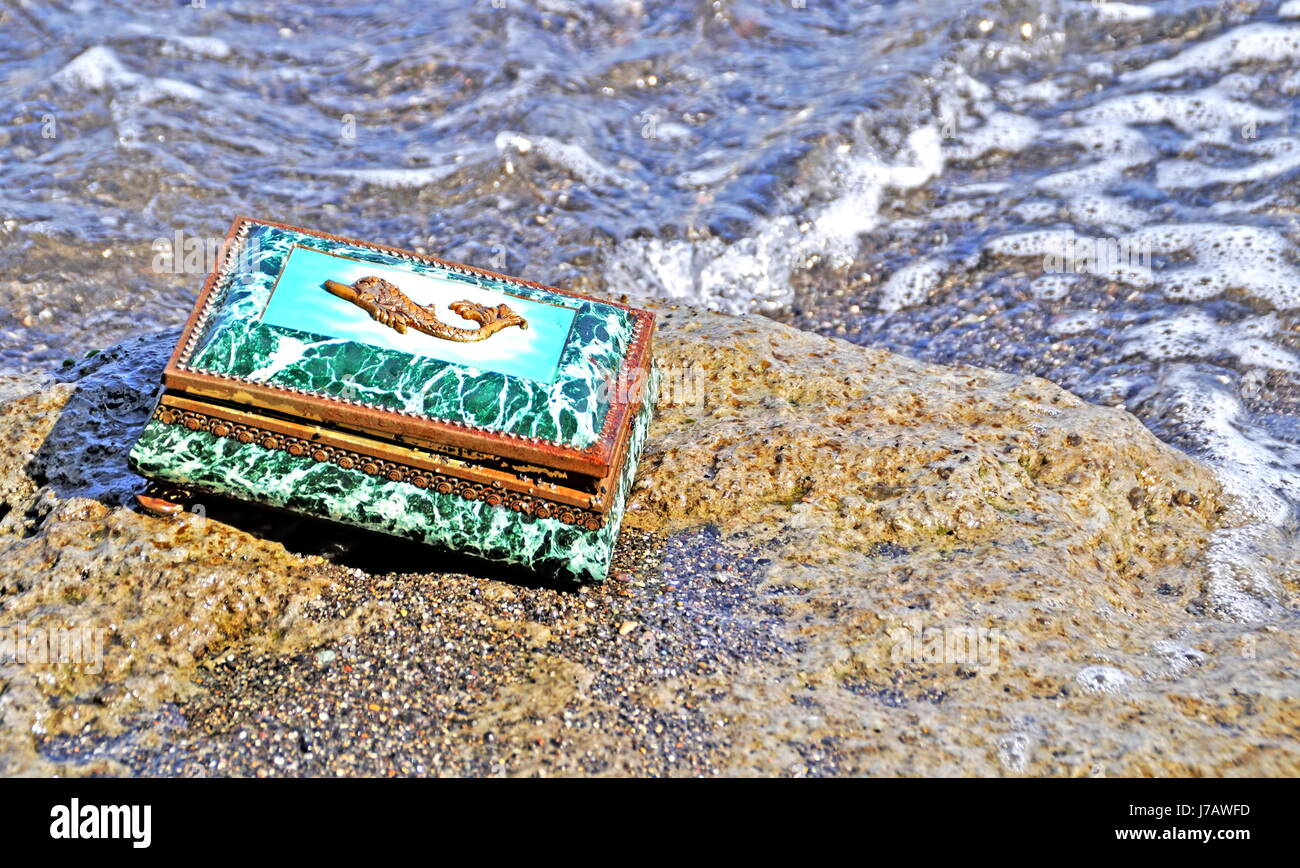 Treasure chest box seashore hi-res stock photography and images - Alamy