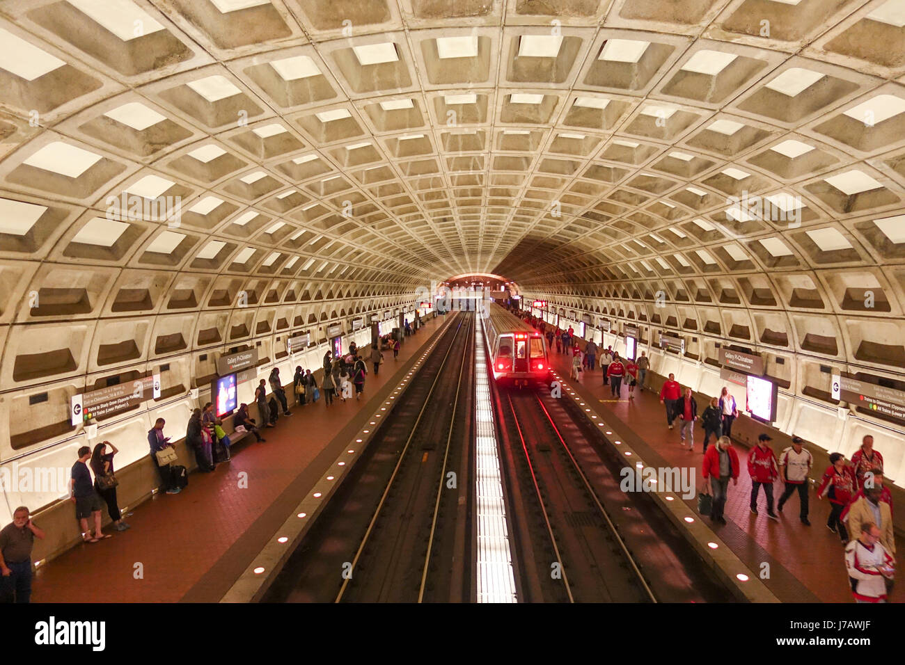 Subway station of Washington Underground - WASHINGTON DC - COLUMBIA ...