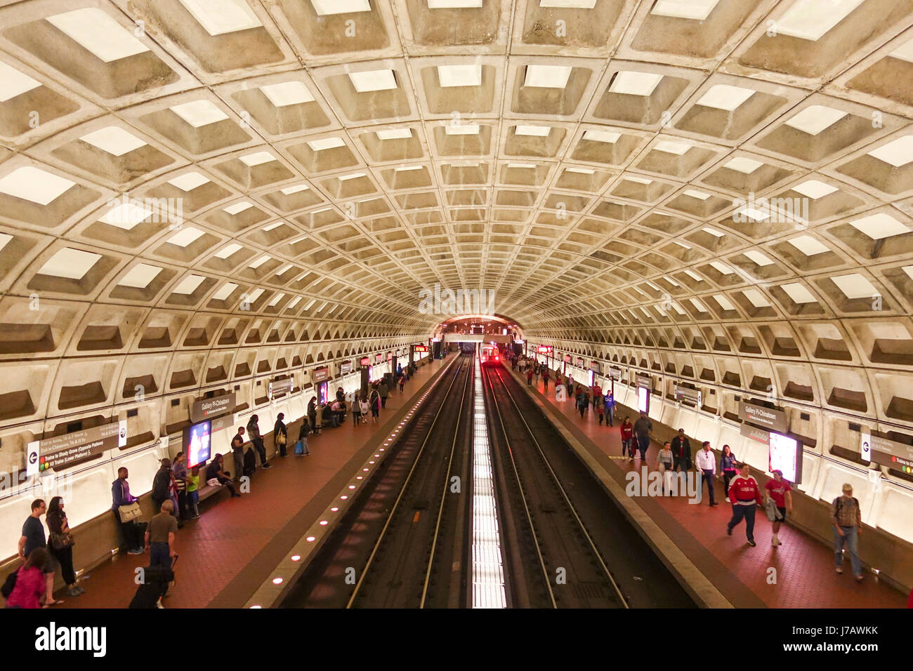 The platform of Washington Underground - WASHINGTON DC - COLUMBIA ...