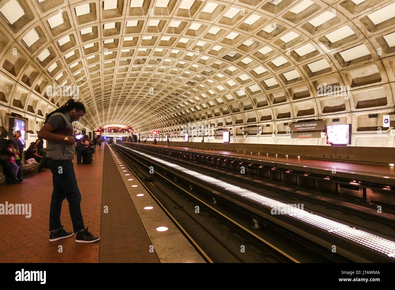 The platform of Washington Underground - WASHINGTON DC - COLUMBIA ...