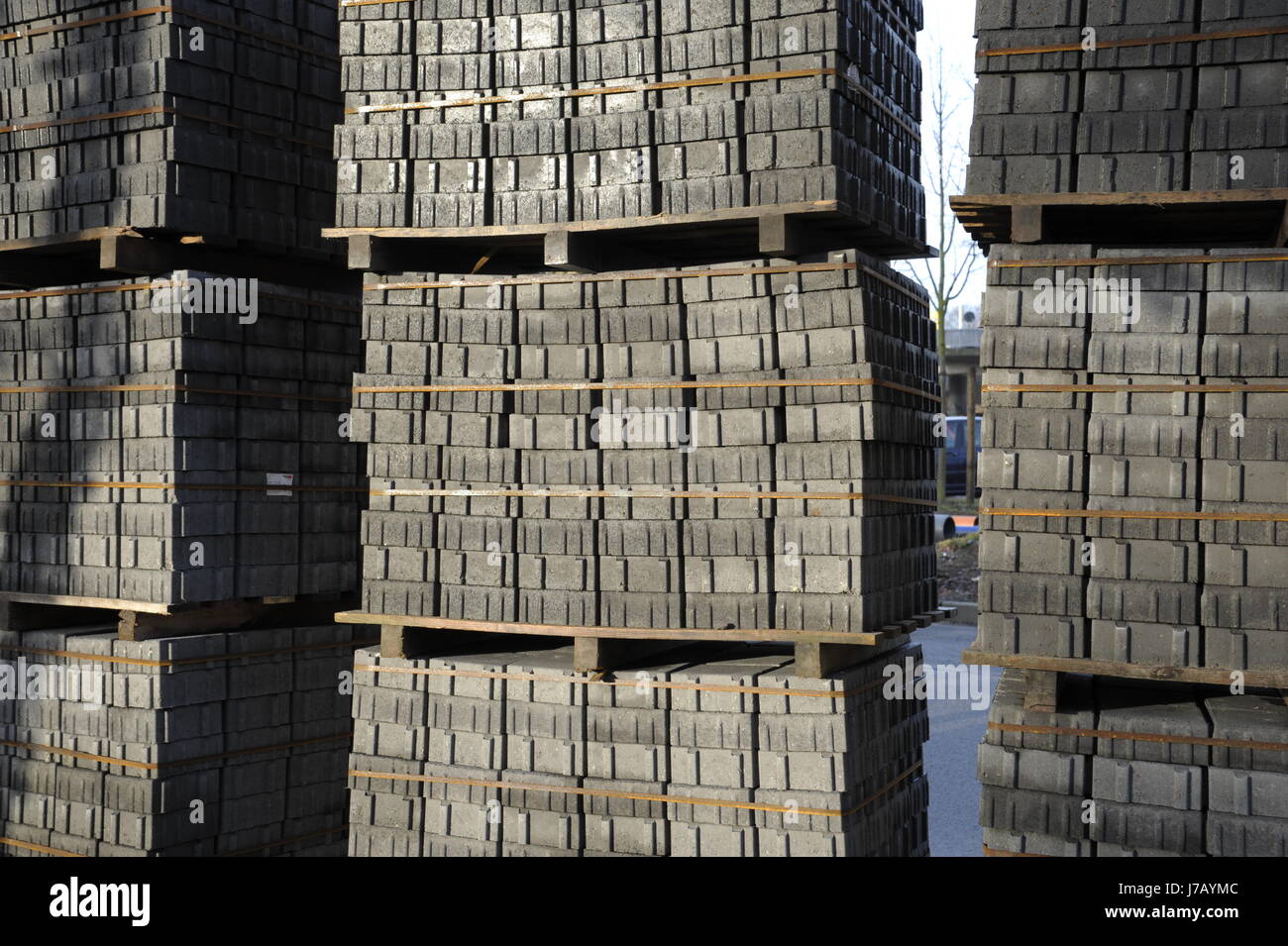 Restocking hi-res stock photography and images - Alamy