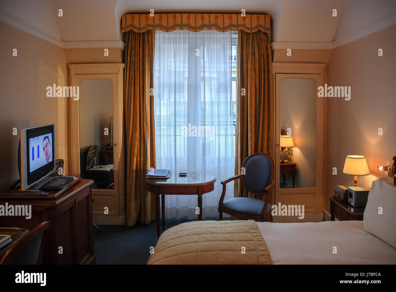 Hotel room window paris hi-res stock photography and images - Alamy