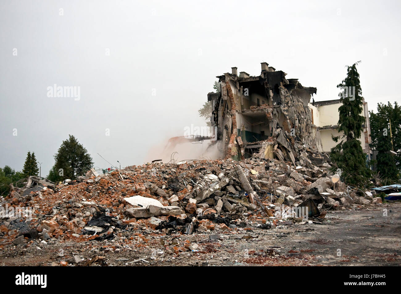 vehicle ruin debris earthquake rubble house building industry ...