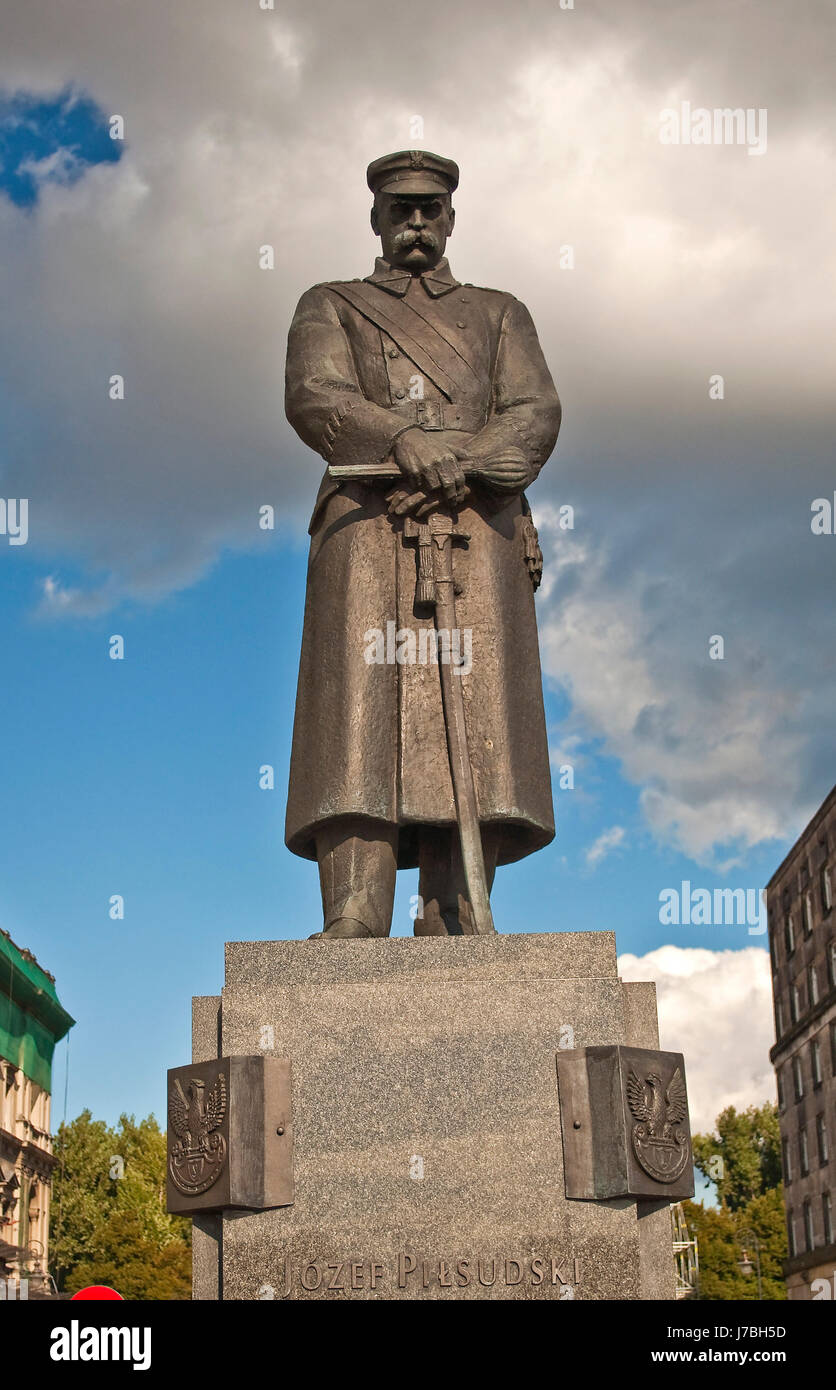 monument memorial statue leader captain chieftain chief boss manager ...