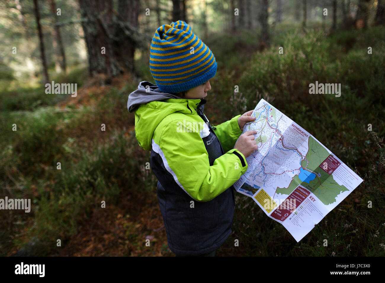 Child exploring map hi-res stock photography and images - Alamy