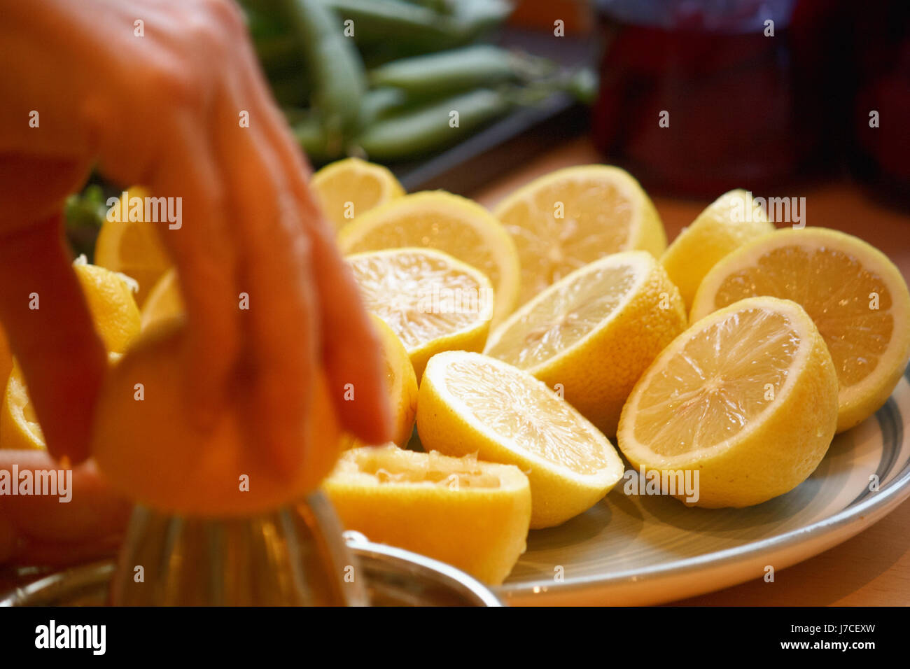 Hand squeeze lemons hi-res stock photography and images - Alamy