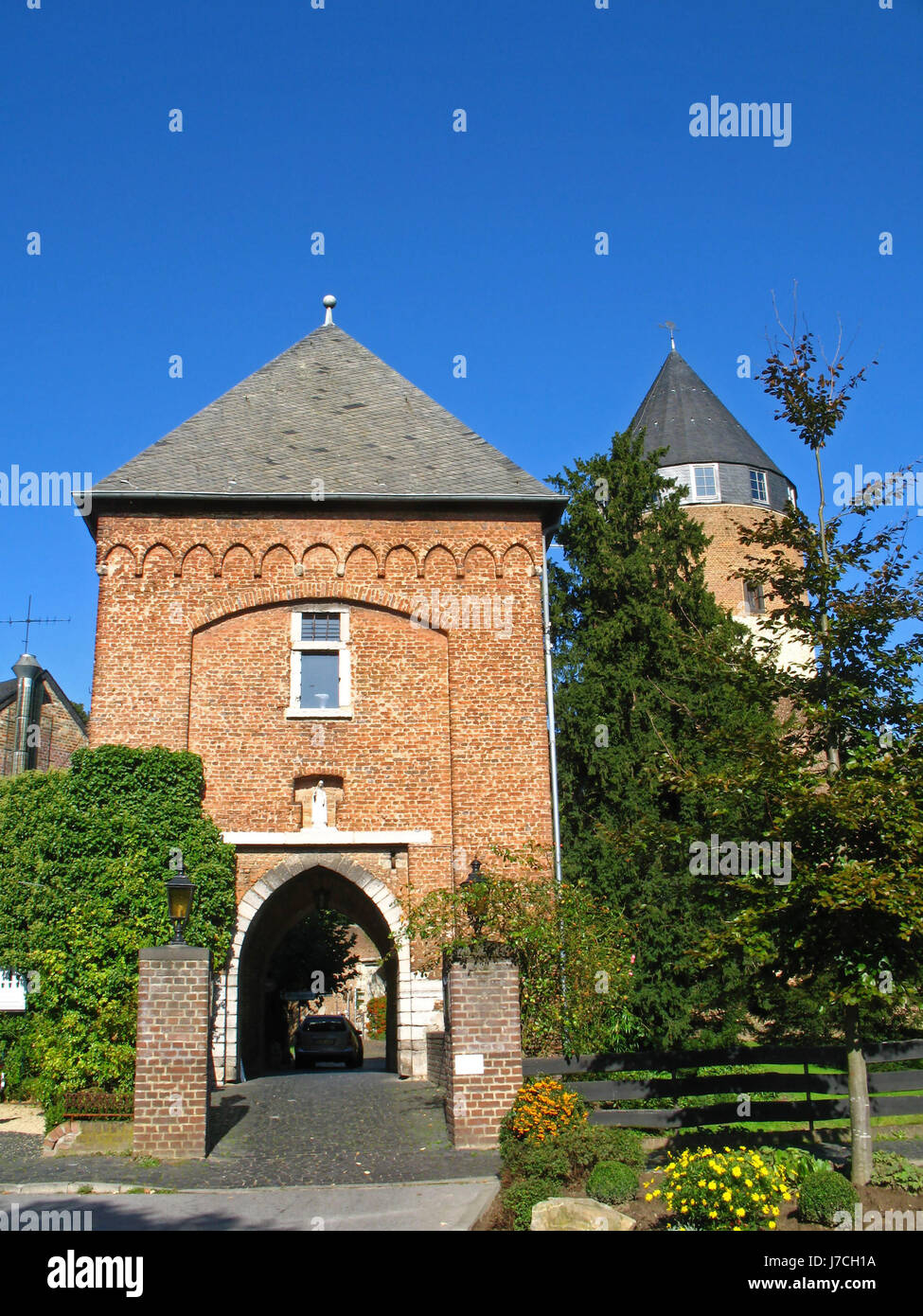 tower goal passage gate archgway gantry entrance circular arc ivy ...