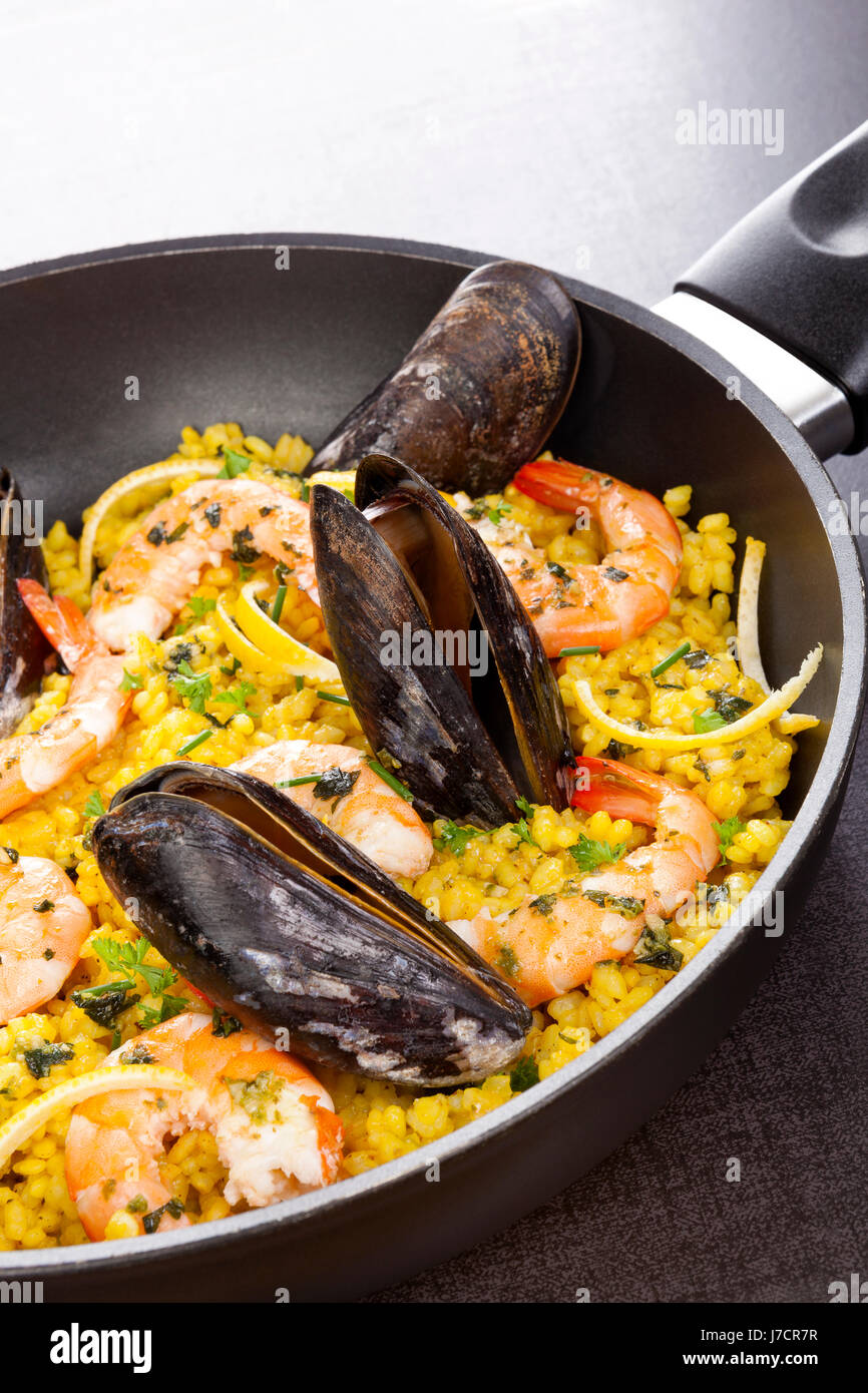 Fish pan with shells hi-res stock photography and images - Alamy