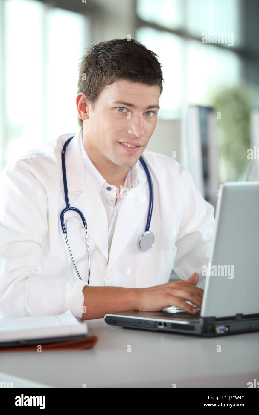 doctor physician medic medical practicioner laptop notebook computers ...