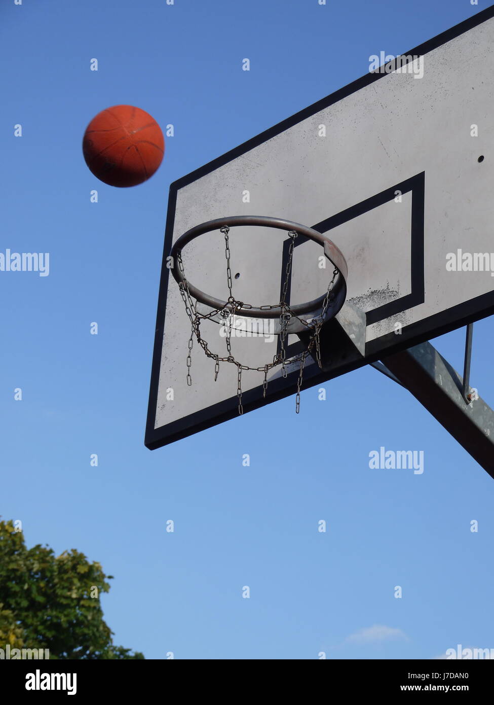 Driveway basketball hoop hi-res stock photography and images - Alamy