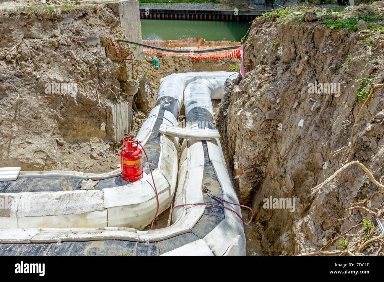 Equipment to placing thermal protection on isolated pipeline, gas ...