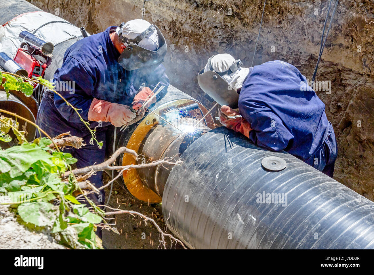 Welders in trench welding hi-res stock photography and images - Alamy