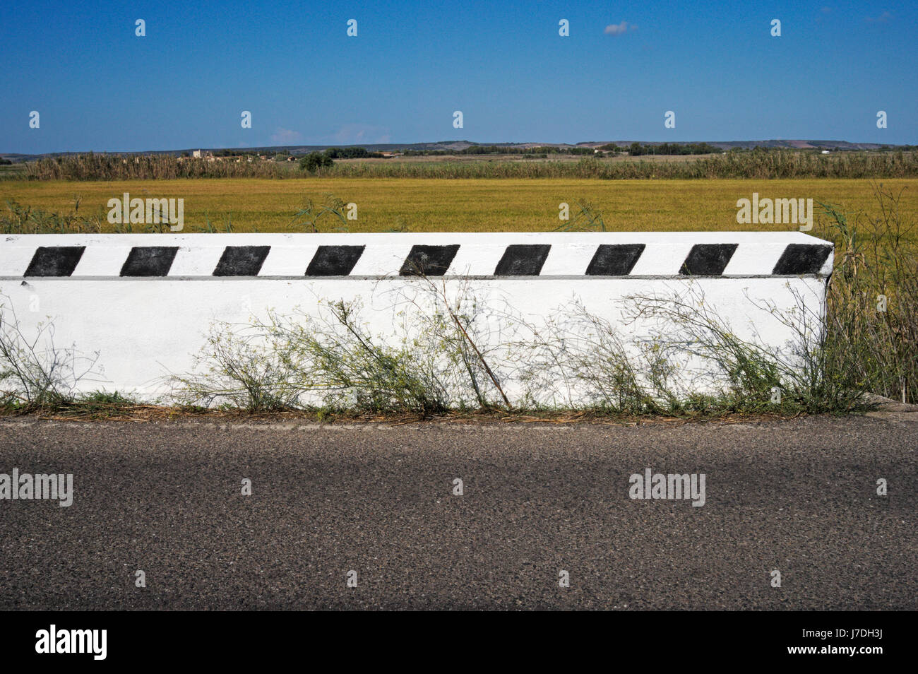 patterned roadside wall Stock Photo - Alamy