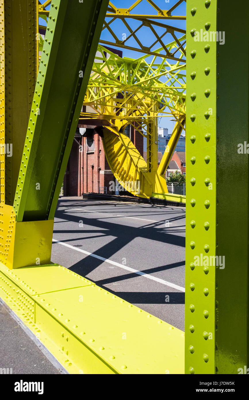 Drypool lifting bridge over the river Hull, Kingston Upon Hull ...
