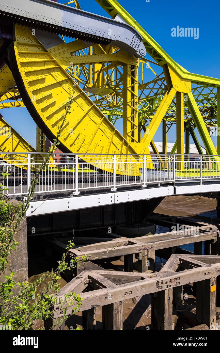 Drypool lifting bridge over the river Hull, Kingston Upon Hull ...