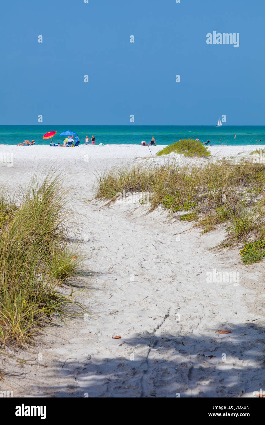 Path to Lido Beach on the Gulf of Mexico on Lido Key in Saraspta ...
