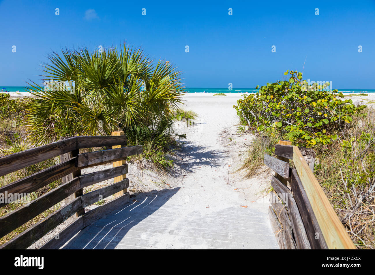 Path to Lido Beach on the Gulf of Mexico on Lido Key in Saraspta ...