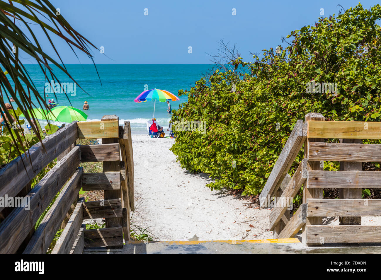 Path to Lido Beach on the Gulf of Mexico on Lido Key in Saraspta ...