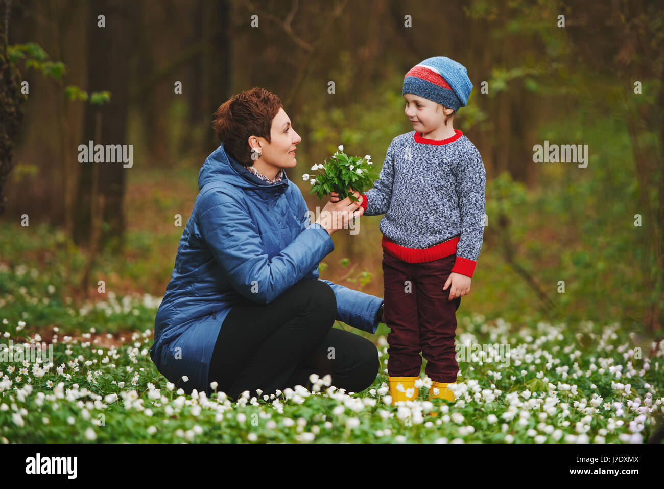 Girl giving boy flowers hi-res stock photography and images - Alamy