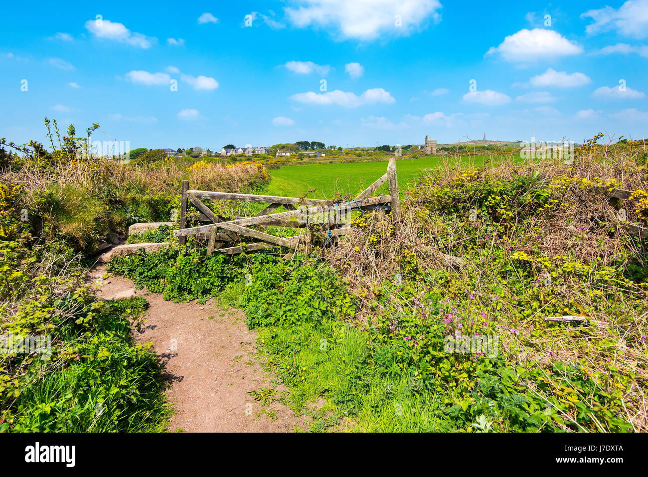 Broken gate and stile on the Great Flat Lode Trail between Camborne and ...