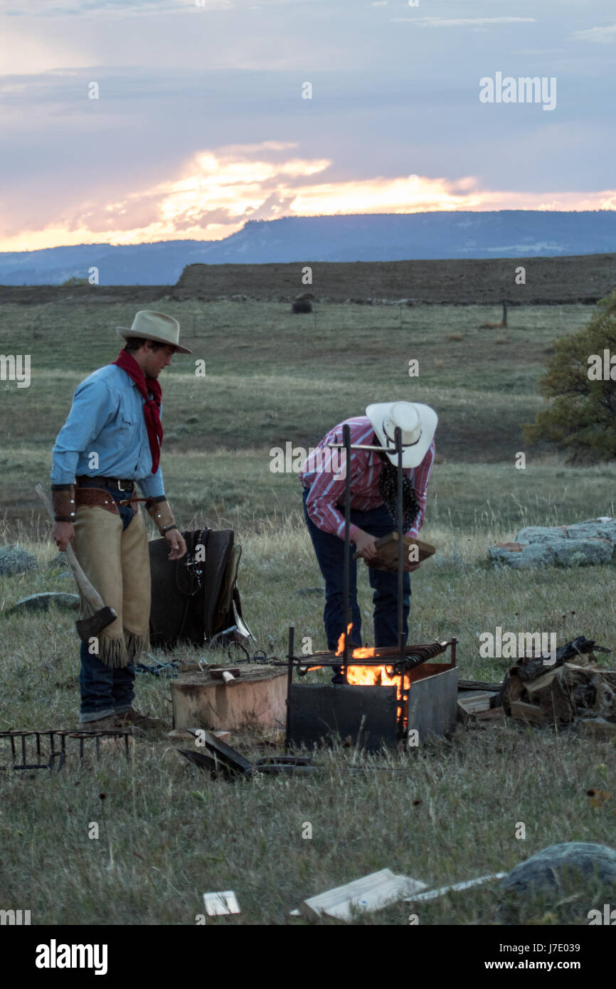 Cowboys campfire hi-res stock photography and images - Alamy