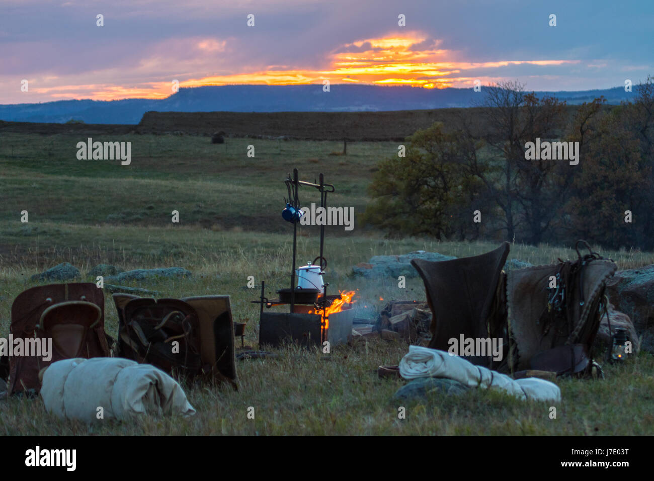 Cowboy campsite and campfire Stock Photo - Alamy