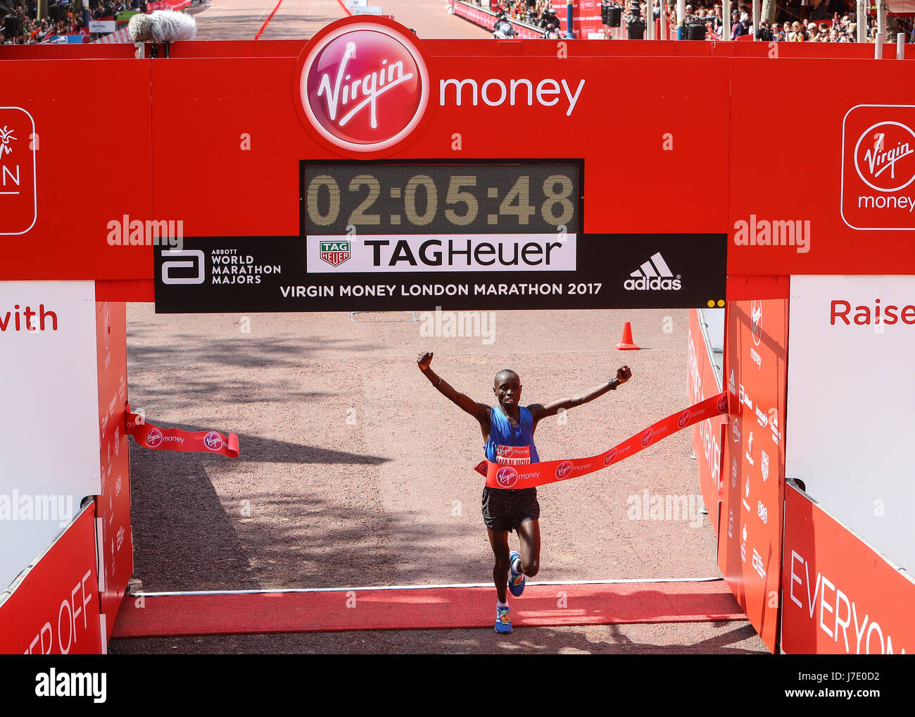London Marathon finish - Men's and Women's wheelchair, Men's and Women ...