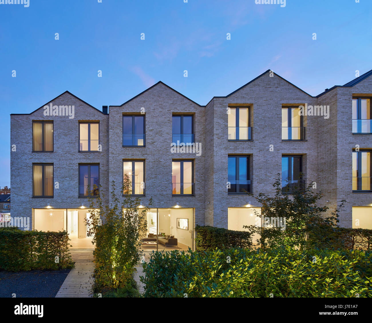 New build terraced houses hi-res stock photography and images - Alamy