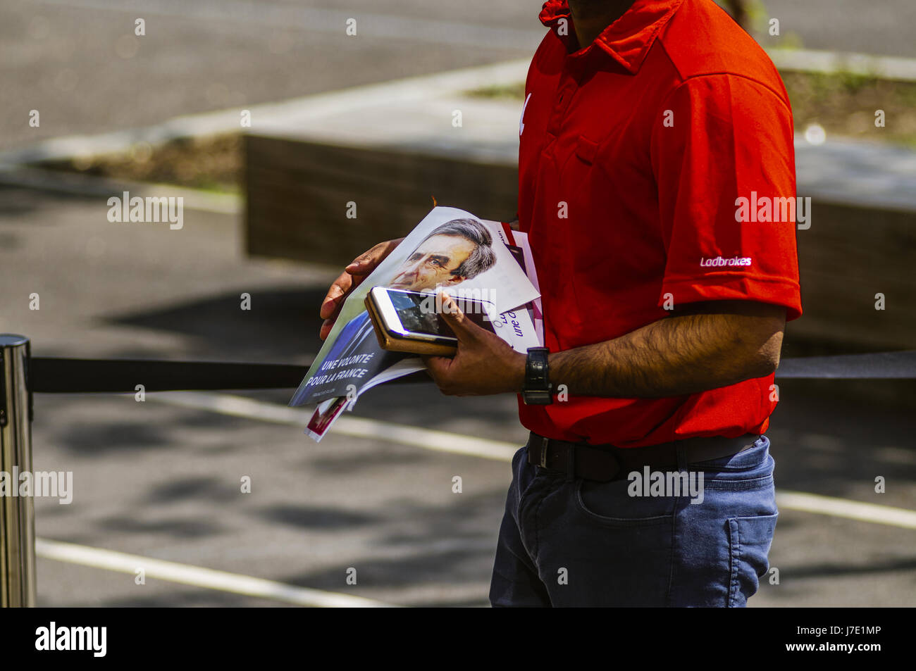 French residents in the UK queue for over an hour in South Kensington ...