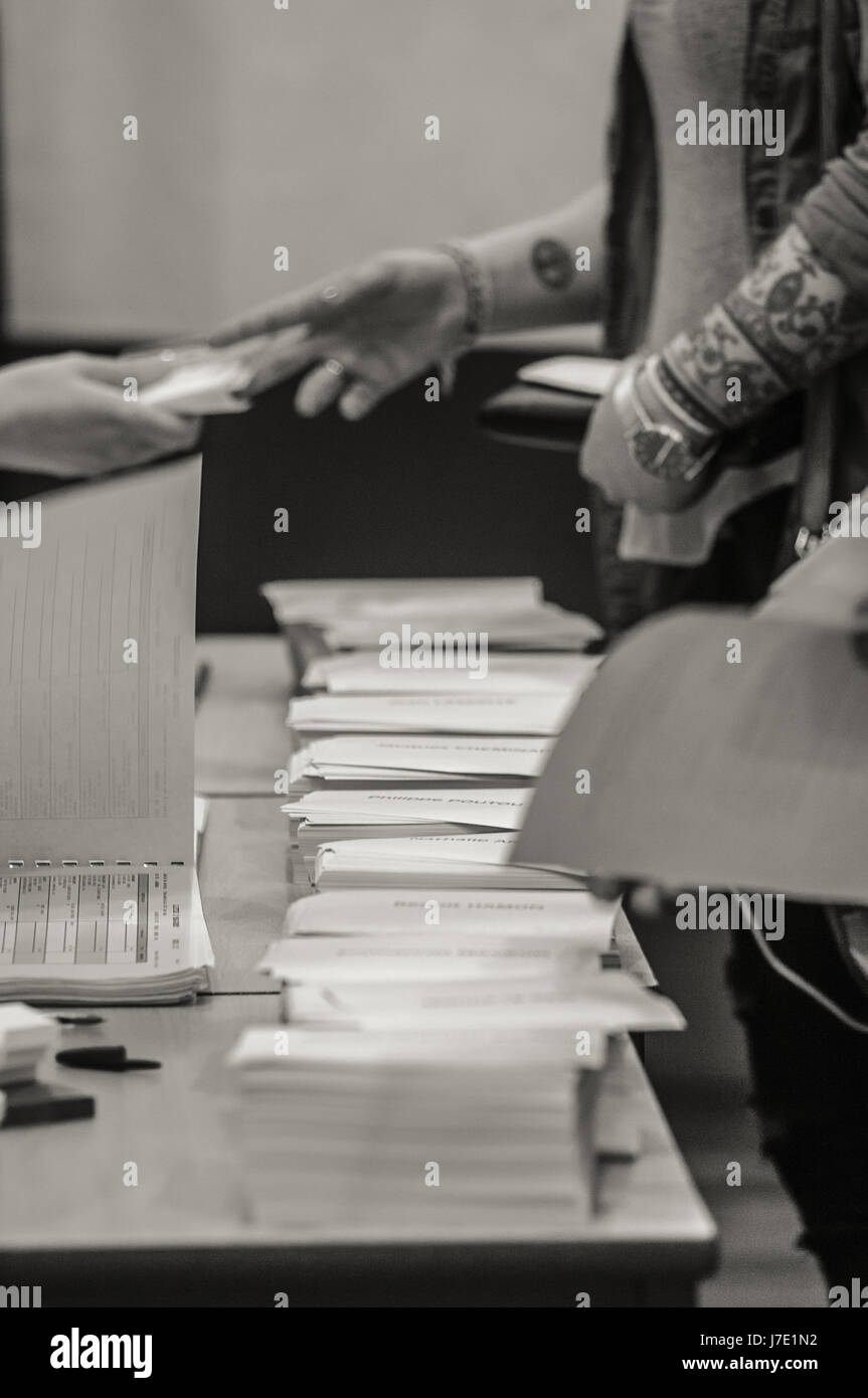 French residents in the UK queue for over an hour in South Kensington ...