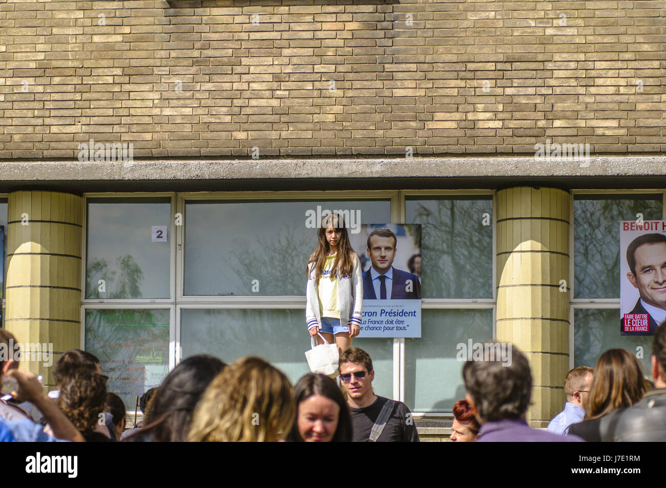French residents in the UK queue for over an hour in South Kensington ...