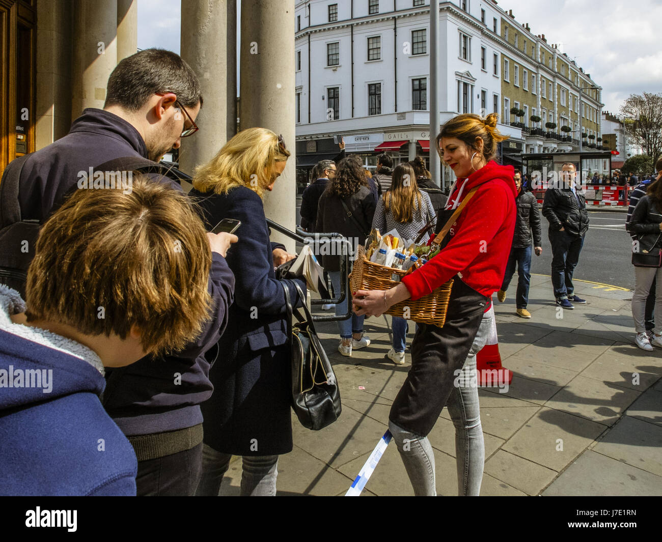 French residents in the UK queue for over an hour in South Kensington ...