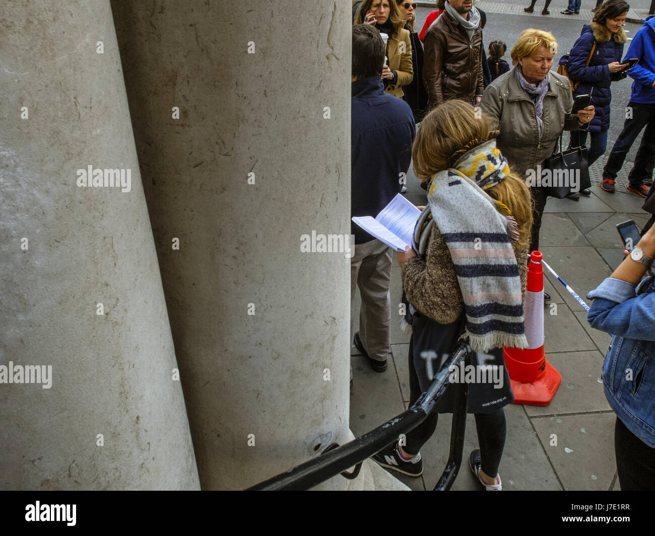French residents in the UK queue for over an hour in South Kensington ...